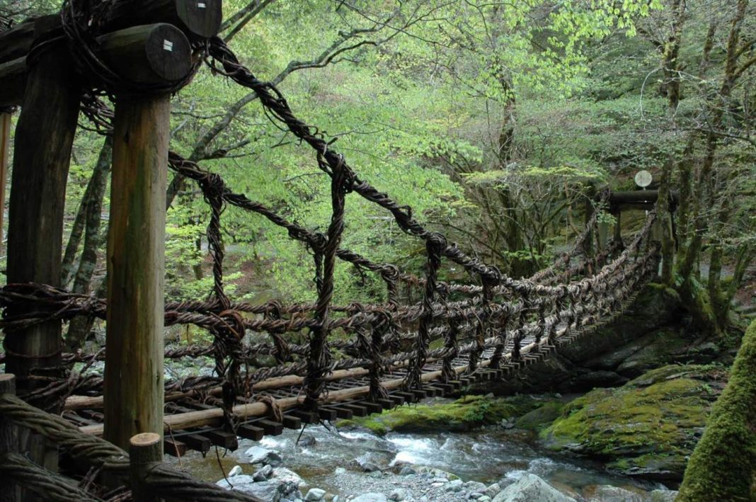 Picturesque Japan: Feel the suspense crossing Iya Kazura Bridge ...
