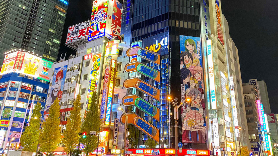 Akihabara Manga: reading by neon light - WAttention.com